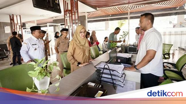 Sidak Hari Pertama Kerja, Bupati Ipuk Temukan Ini di Kantor Pelayanan Publik
