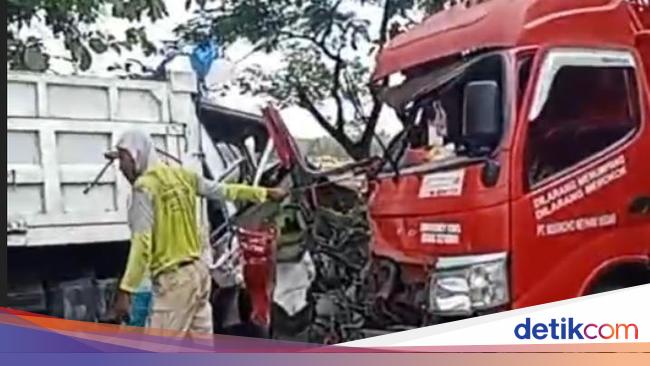 Truk Tangki Pertamina Adu Banteng Dengan Dump Truck, Sopir Terjepit