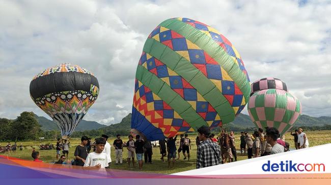 Mini Festival Balon Udara Meriahkan Langit Notorejo Tulungagung