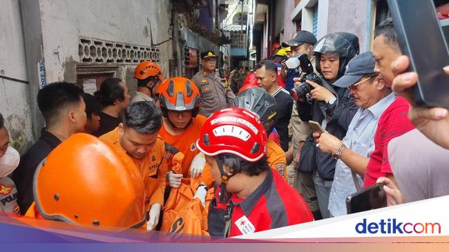 Korban Tertimpa Tembok Roboh di Pasar Jarak Surabaya Seorang Difabel