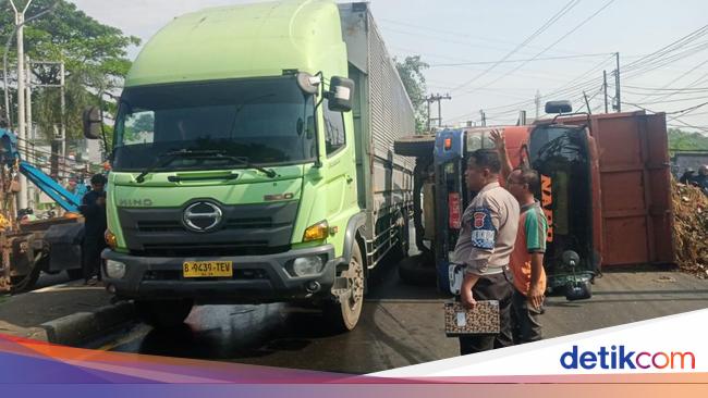 Kronologi Truk Sampah Terguling di Cileungsi Bogor, Sopir Luka-luka