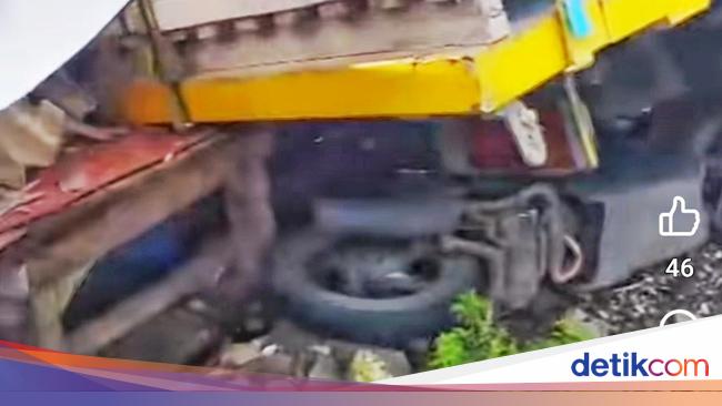 Tak Kuat Nanjak Saat Lintasi Rel, Truk Mundur-Lindas Pemotor Karawang