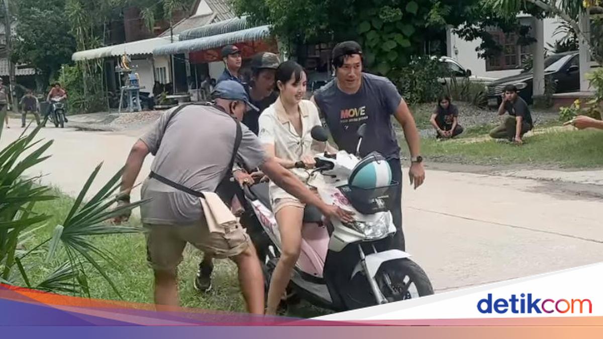 Aksi Lisa BLACKPINK Naik BeAT Karbu Bikin Geger