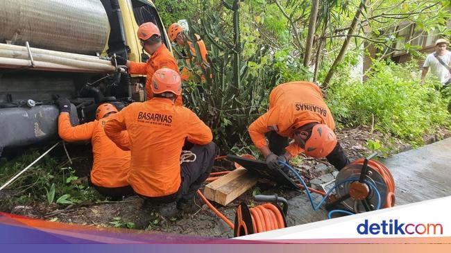 Ngeri, Sopir Tewas Tergencet di Kolong Truk