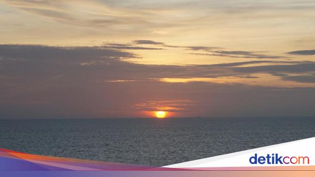 Terbius Sunset Magis Perairan Selat Malaka dari Atas Kapal Pesiar