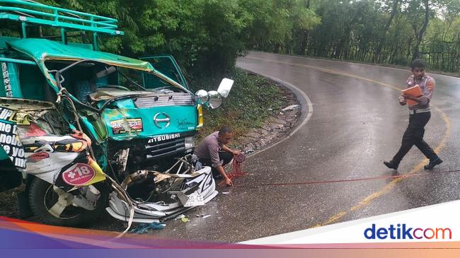 Truk Kayu dan Tronton Tabrakan di TTS, Sopir Patah Tulang