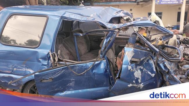 Penyebab Bus Vs Panther Tewaskan 7 Orang di Gresik, Sopir Mobil Hilang Kendali