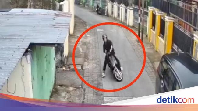 Pemotor di Makassar Jatuh di Jalan Keramik, Warga Minta Diganti Paving Block