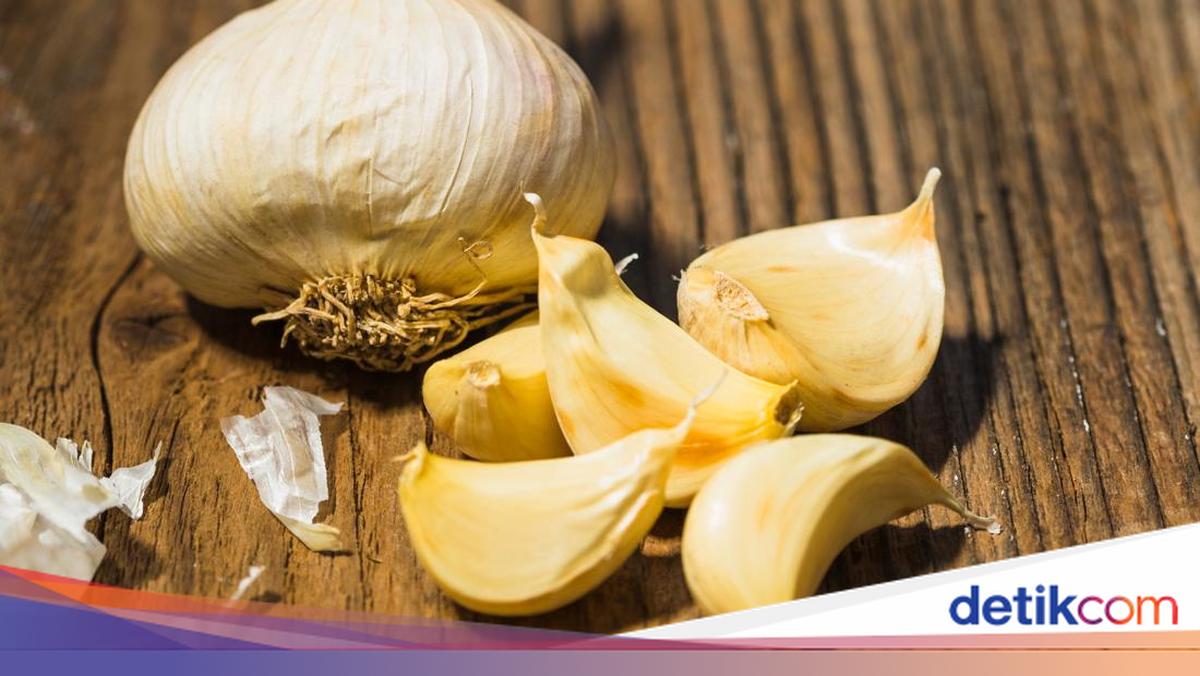 5 Manfaat Golden Garlic Beserta Cara Mengonsumsi dan Menyimpannya