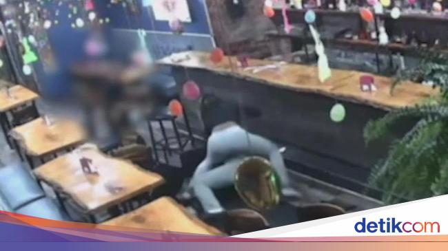 Pengunjung Protes Makanan Tak Enak dan Berakhir Siksa Pelayan Resto