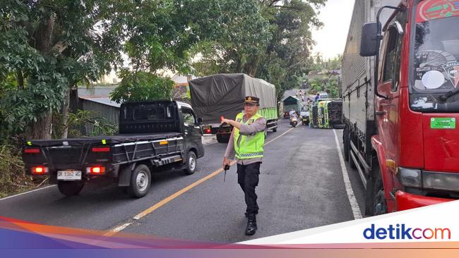 Truk Bermuatan Air Minum Kemasan Terguling di Jalan Denpasar-Gilimanuk