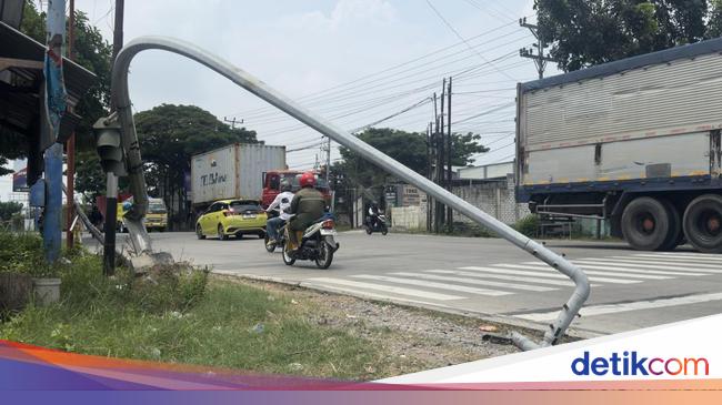 Awas Lur! Tiang Bangjo di Pertigaan Clangapan Rembang Ambruk