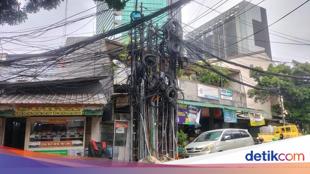 Banyak Kabel Semrawut di Kuningan Jaksel, Warga Sampai Ngeri