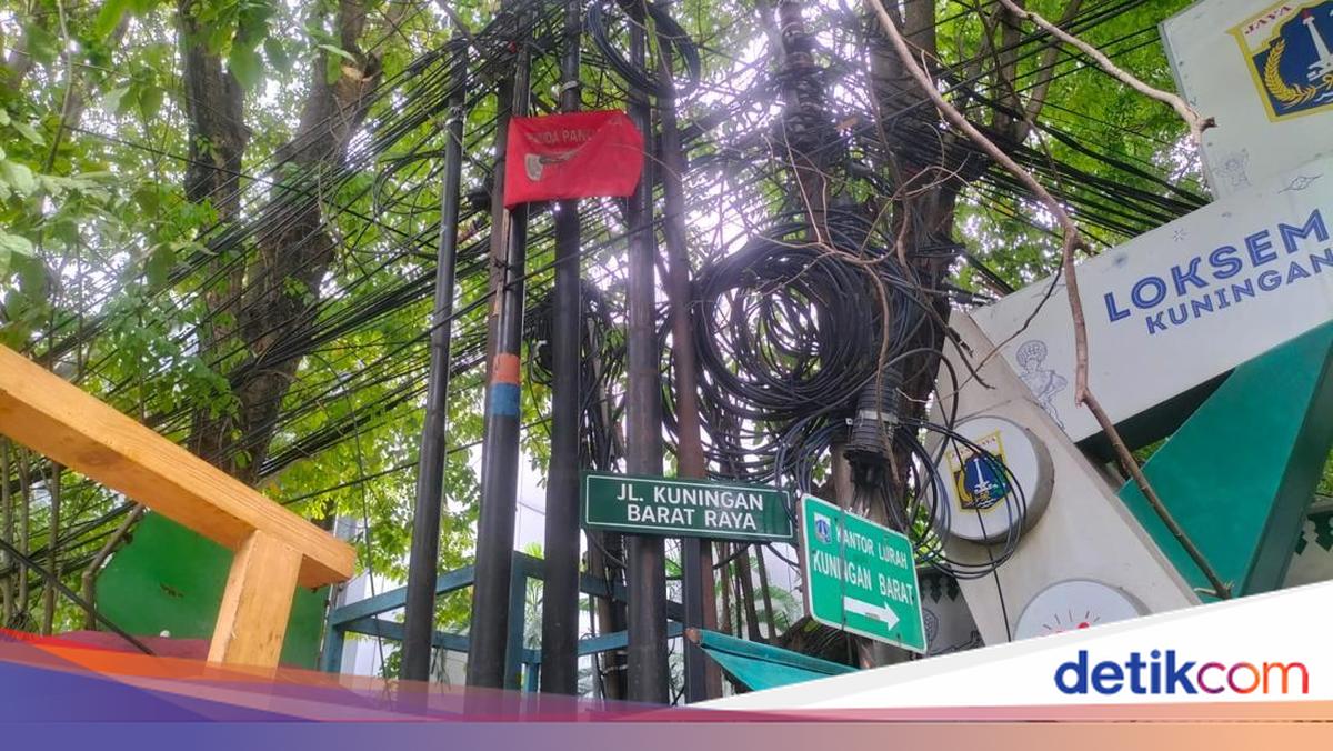 Penampakan Kabel Semrawut di Kuningan Jaksel Bikin Warga Ngeri