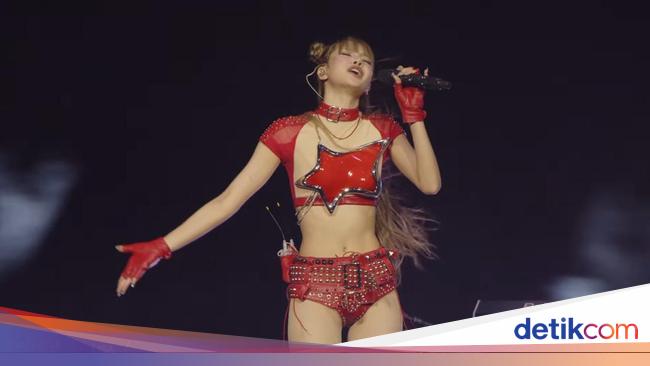 Viral Aksi Kocak Lisa BLACKPINK di Coachella 2025 Gegara Bibir Kering