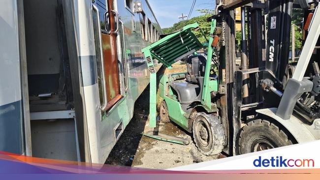 Forklift Parkir Dekat Rel Tertabrak KA Komuter di Kandangan Surabaya