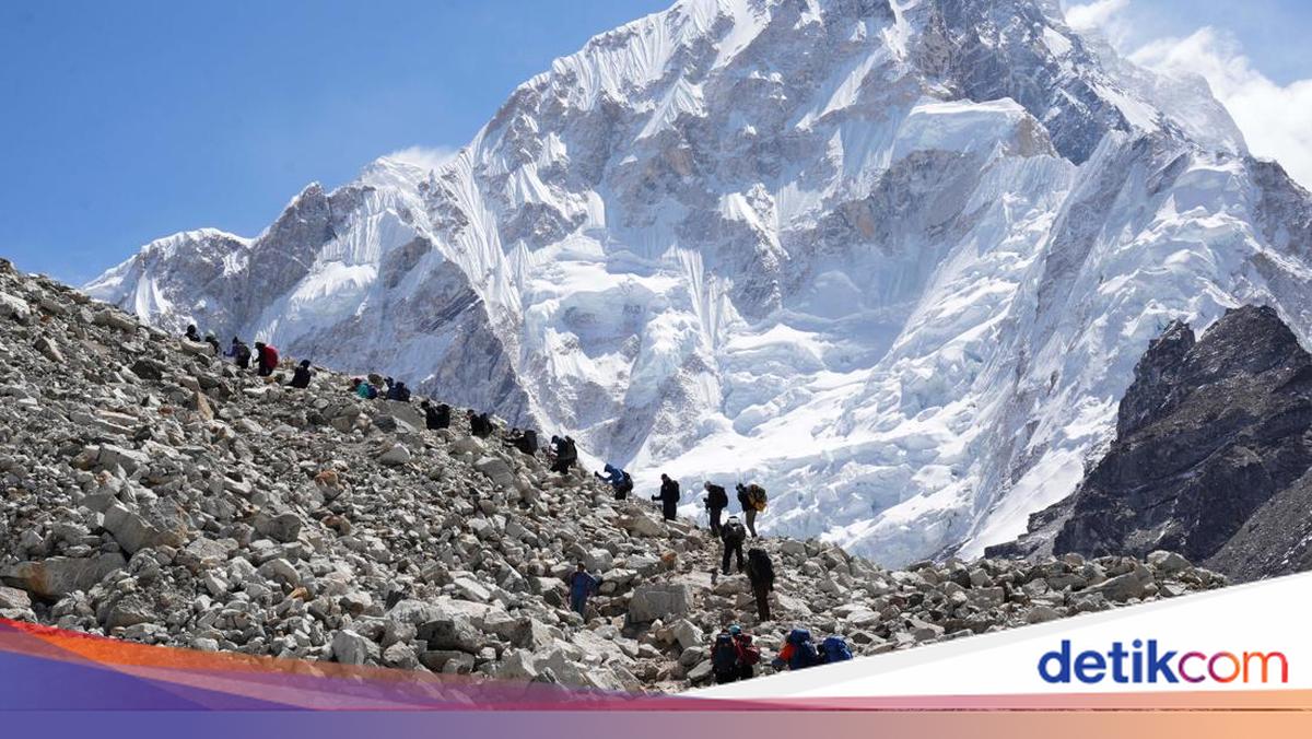 Obsesi Gila Para Pendaki Bikin Gunung Everest Jadi Seperti 'Sirkus'