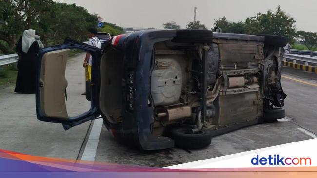 Grand Livina Muat WNA Terguling di Tol Jomo, 3 Korban Luka