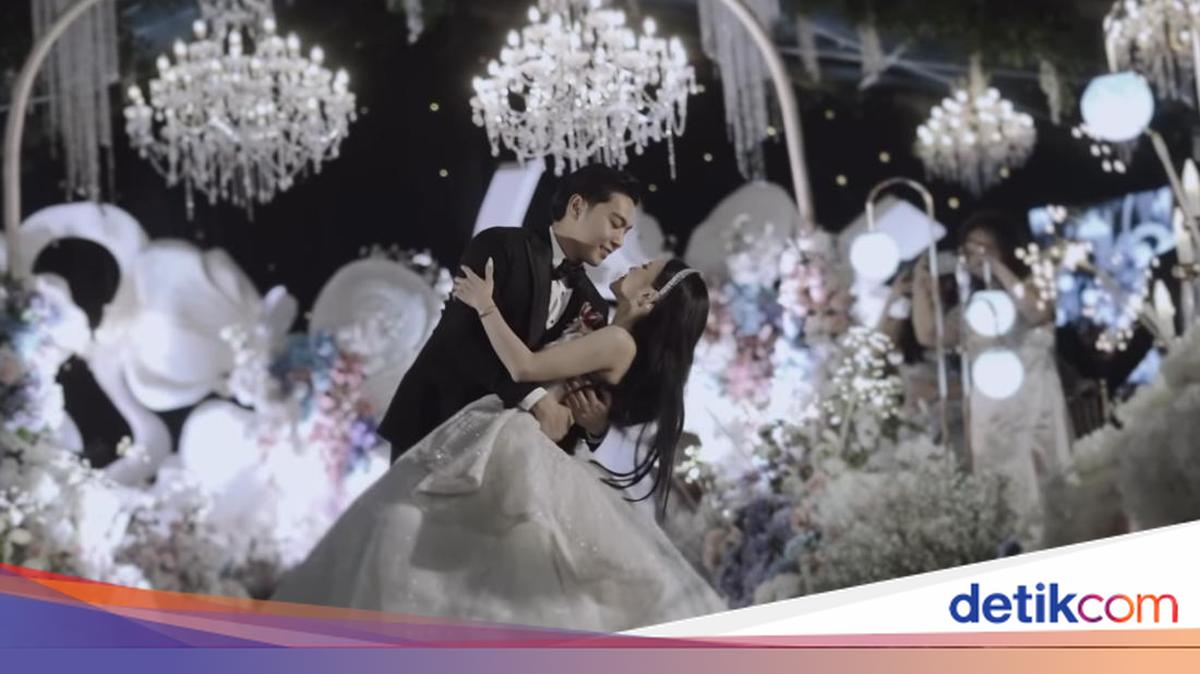 8 Foto Resepsi Pernikahan Jessica Jane & Erwin Phang, Mewah Dipenuhi Bunga
