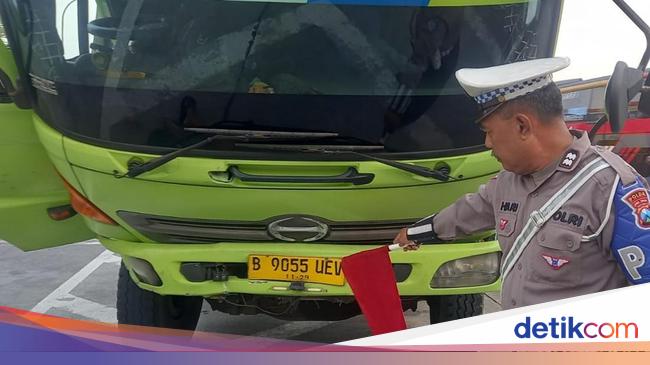 Bus Akas Tabrak Truk di Tol Gempol-Pasuruan, Sopir Tewas-4 Penumpang Luka