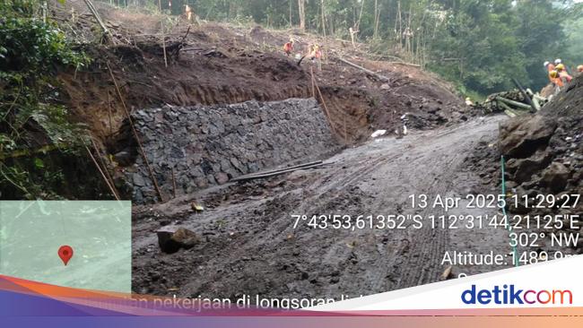 Khofifah Sebut Perbaikan Jalan Longsor Pacet-Cangar Hampir Rampung