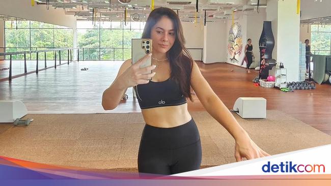 5 Potret Wulan Guritno Pamer Gaya Sporty di Usia 44 Tahun