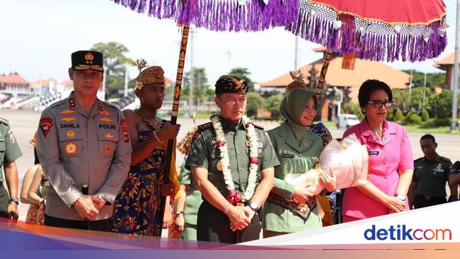 Kapolda Bali Sambut Pangdam Udayana yang Baru di Lanud Ngurah Rai