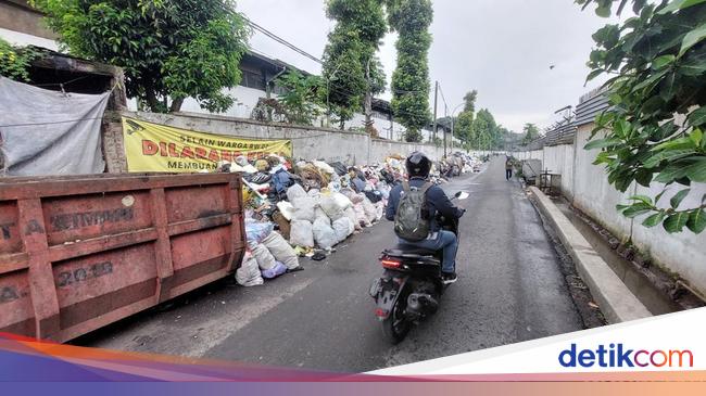 Tumpukan Sampah di TPS Liar Bikin Kotor Jalanan Cimahi