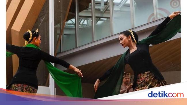 7 Foto Ariel Tatum & Happy Salma Jaipongan di Jepang, Memukau Dengan Kebaya