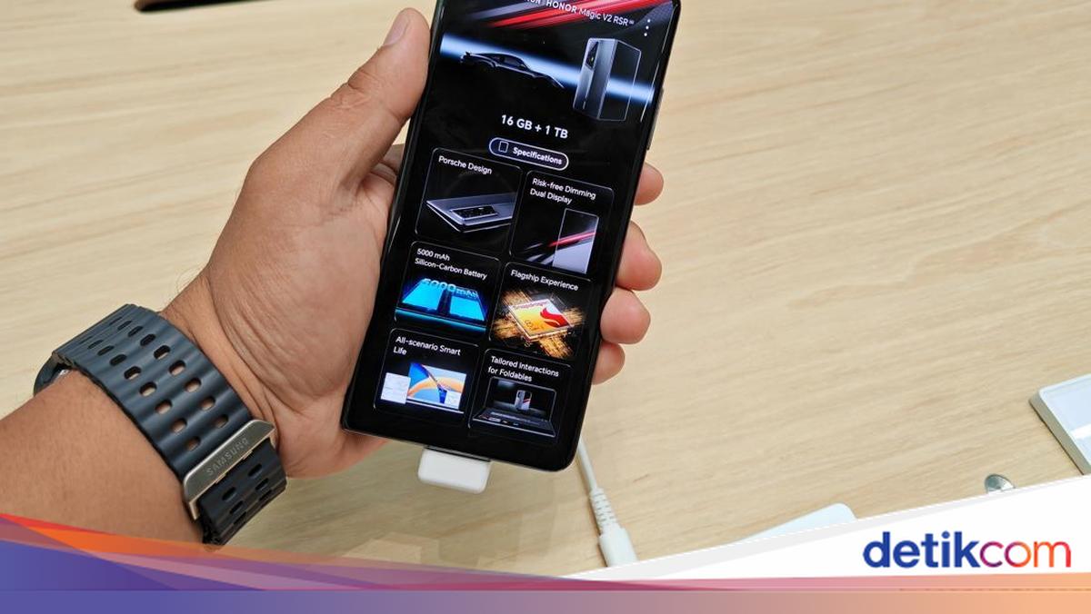 Mengenggam Ponsel Lipat Mewah Honor yang Gak Masuk Pasar Indonesia