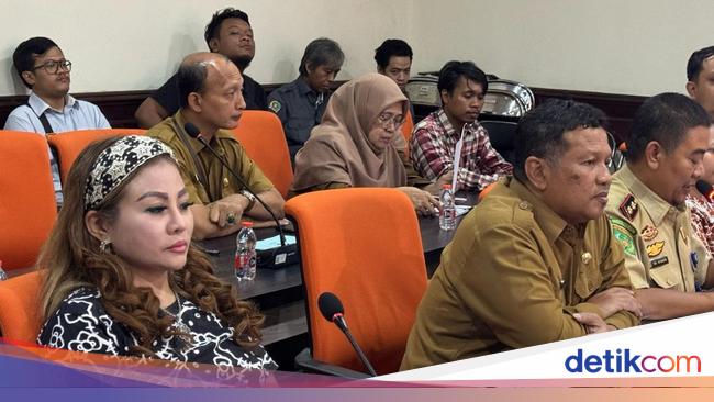Geger Perusahaan Tahan Ijazah-Diduga Potong Gaji Karyawan Bila Salat Jumat