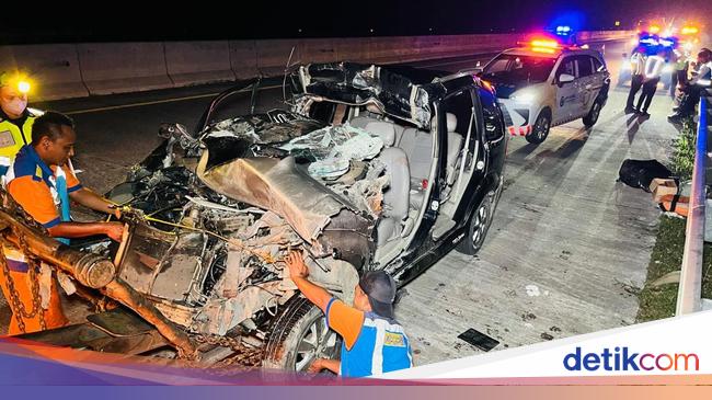 Detik-detik Avanza Tabrak Truk Fuso Tewaskan 3 Orang di Tol Ngawi