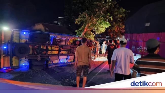 Hindari Kucing Nyebrang, Truk Tabrak Pohon Lalu Terguling di Kulon Progo