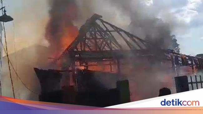 Selamatkan Anak-Istri Saat Rumah Kebakaran, Eko Dilarikan ke RS
