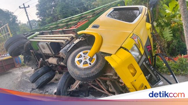 Truk Muatan Ayam Tabrak Buk Jembatan-Terguling di Kulon Progo