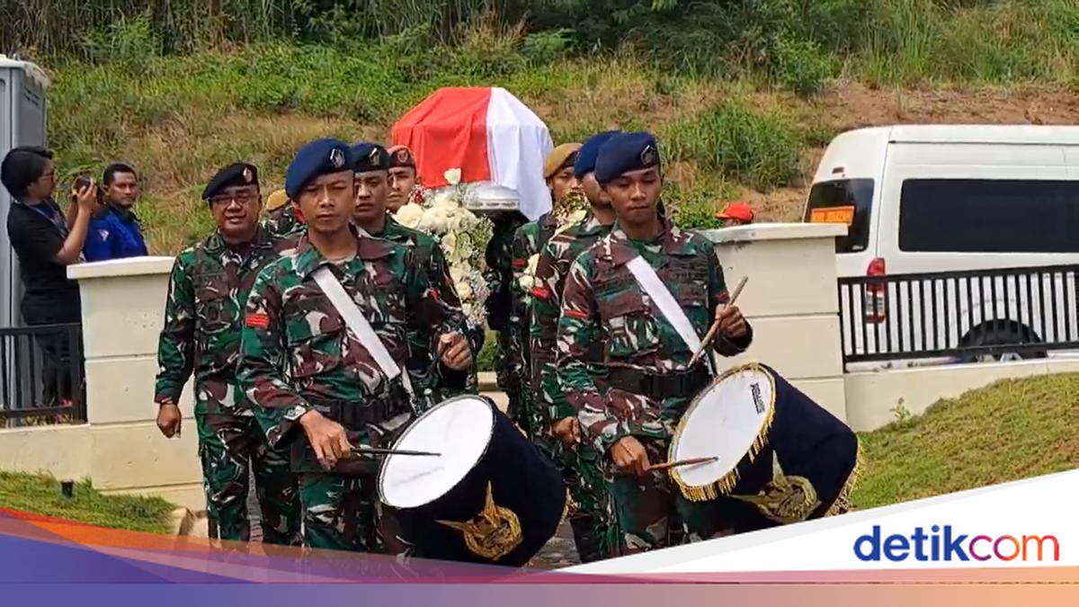 Mimpi Hotma Sitompoel Dimakamkan Secara Militer Terwujud