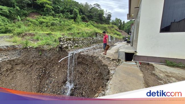Munculnya Lubang Menganga Usai Longsor di Sukabumi