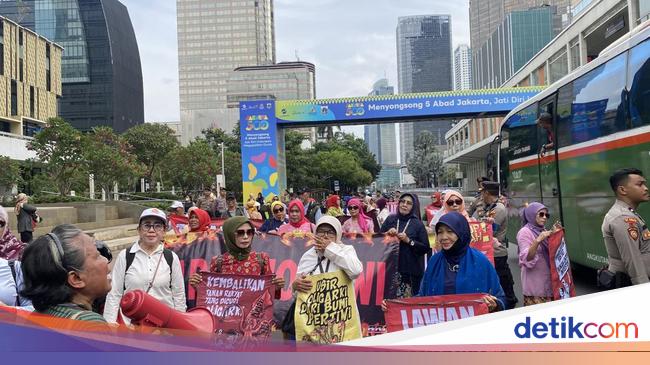 Hari Kartini, Emak-emak Gelar Aksi di Depan Gedung Sarinah Pakai Kebaya Hari Kartini, Emak-emak Gelar Aksi di Depan Gedung Sarinah Pakai Kebaya