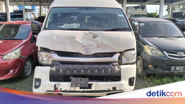 Brak! Minibus Terobos Bangjo Tabrak Pemotor ABG Depan Bandara YIA