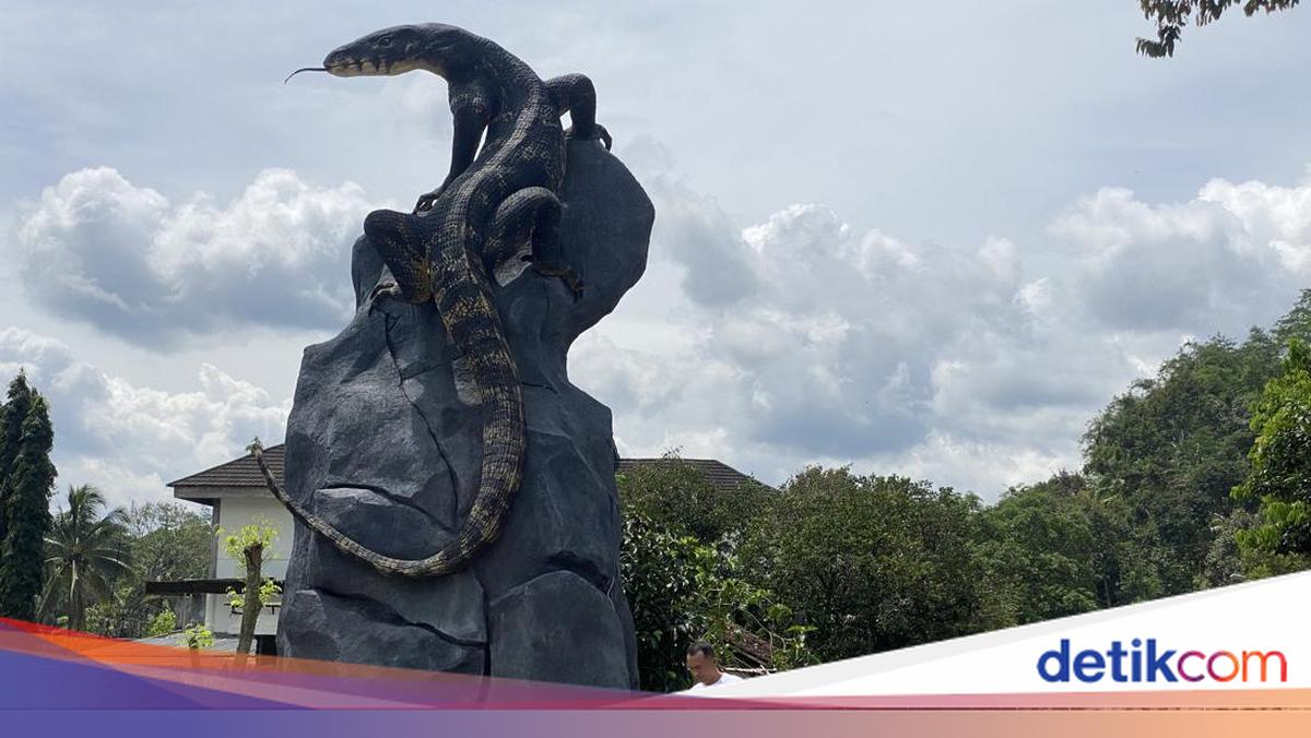 Viral Penampakan Patung Biawak di Wonosobo Mirip Aslinya