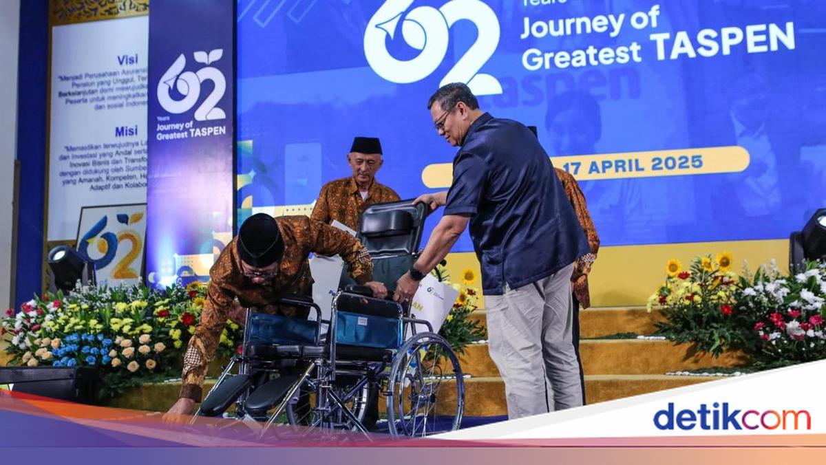 Rayakan HUT Ke-62, TASPEN Salurkan Bantuan Kursi Roda ke Pensiunan ASN
