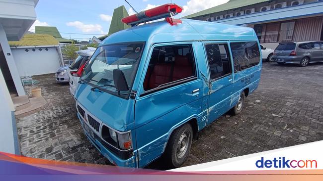 Ambulans Angkut Jenazah di Jember Terguling gegara Hindari Motor