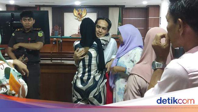 Fenny Frans Nangis Peluk Suami yang Dituntut 4 Tahun Penjara-Denda Rp 1 M