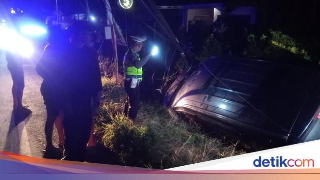 Sopir Mengantuk, Mobil Tabrak Tiang Wifi dan Terjun ke Selokan