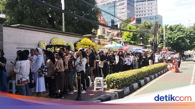 Warga Antre Sampaikan Belasungkawa Wafatnya Paus Fransiskus di Kedubes Vatikan