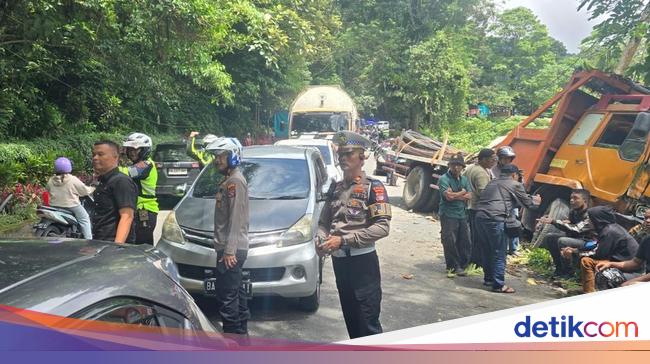 Laka Beruntun di Padang Panjang: Truk Tabrak 6 Mobil-3 Motor, 12 Orang Luka