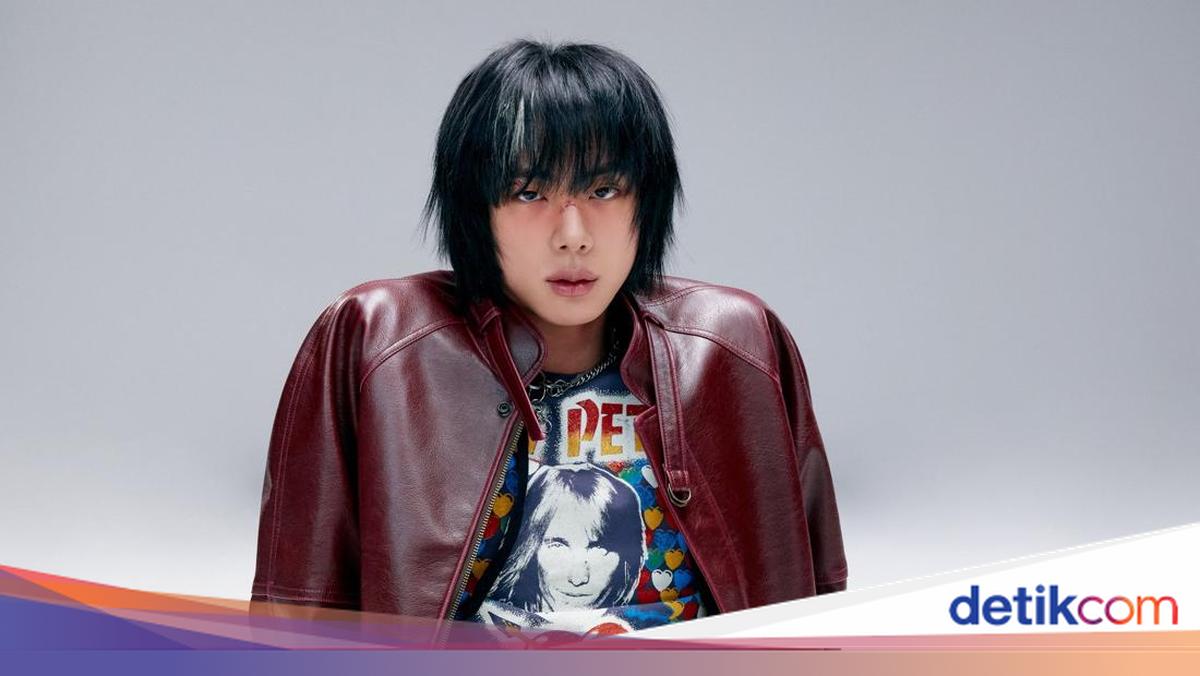 7 Potret Jin BTS Bergaya Punk Rock, Tampil dengan Tato dan Rambut Mullet