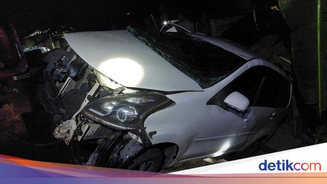 Tabrakan Mobil Vs Truk di Jalan Poros Soppeng-Wajo, 1 Orang Dilarikan ke RS