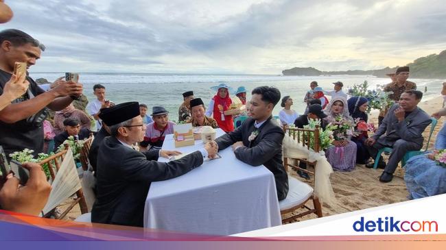 9 Pasangan Nikah Bareng di Pantai Sundak Gunungkidul, Maharnya Kelapa Muda