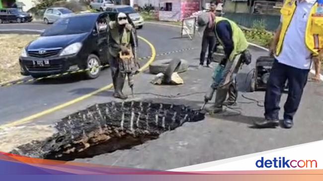 Sinkhole Muncul di Jalur Camba Maros, Polisi Minta Truk Cari Jalan ...